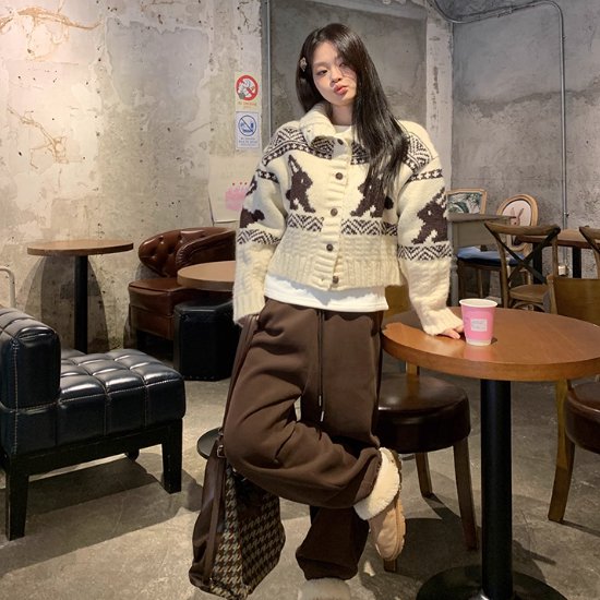 商品説明これからの時期にピッタリでレトロ感あふるお洒落カジュアルなカウチンニット♪首元ハイネックで顔周りまで暖かく小顔効果抜群◎フロント部分に刺繍されたうさぎも特徴的でシンプルながらも可愛さ溢れる逸品でオススメです。カラーベージュサイズS、...