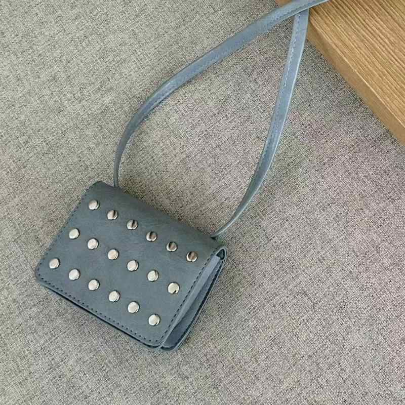 ・カラー: 乳白色、ブラック、ピンク、ライトブルー、コーヒー色、カーキ色・スタイル: 欧米レトロ・素材: PU・バッグの形状: 横型・バッグのサイズ: ミニ・バッグのスタイル: ショルダーバッグ・流行の要素: スタッズ・裏地の材質: 合成皮...