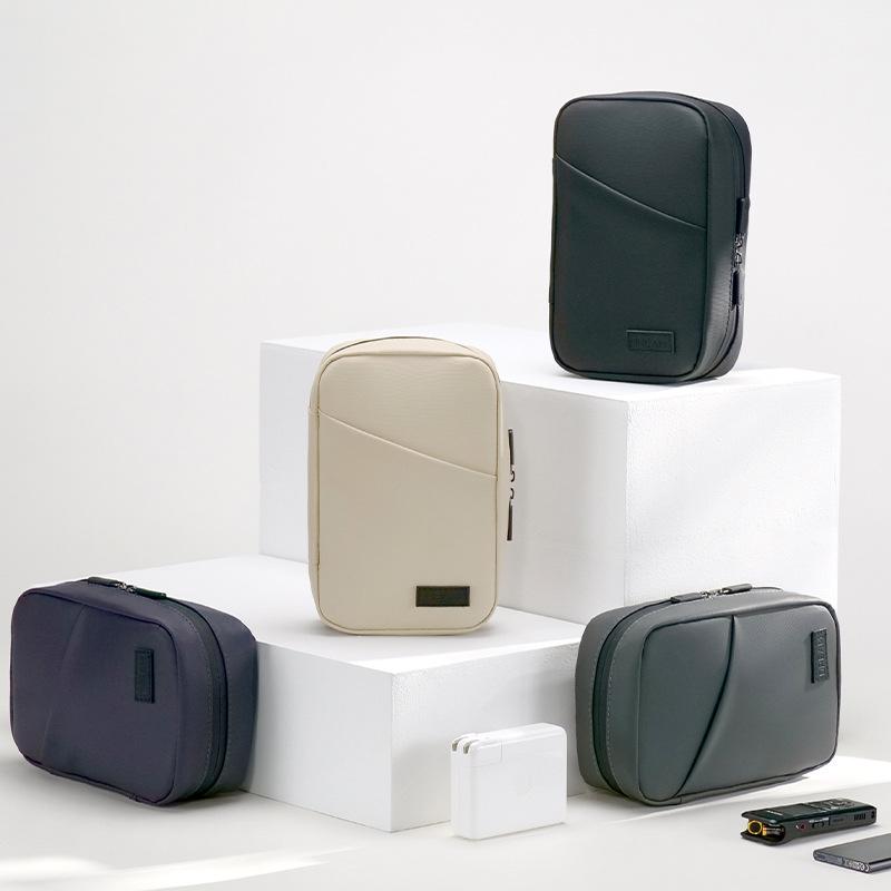 ・カテゴリ: 旅行収納・モデル: デジタルバッグ・形状: ポーチ型・素材: PU・機能: 多用途・利用シーン: 家庭用収納、旅行、コスメ、デスクトップ、寝室、リビング・スタイル: モダンシンプル・カラー展開: カーキ、パープル、ブラック、グ...