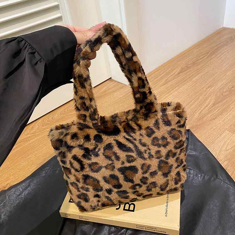 ・スタイル: ストリートファッション・素材: 毛皮・バッグのスタイル: ミニバッグ・バッグのサイズ: M・流行の要素: ステッチ、レオパード柄・裏地の質感: ポリエステル・バッグの形状: 縦型・開閉方法: ジッパー・バッグの内部構造: カー...