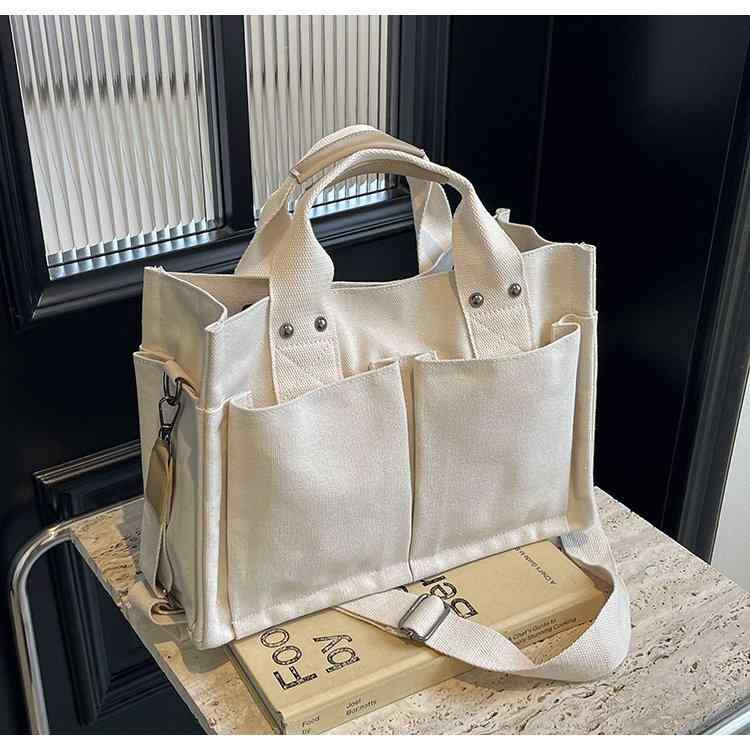 ・カラー展開: ホワイト、イエロー、グリーン、ブラック、ピンク・スタイル: レトロ・素材: キャンバス・カテゴリ: トートバッグ・サイズ感: 小さめ・デザイン要素: ロック金具・形状: 横長スクエア・開閉方式: マグネットボタン・内ポケット...