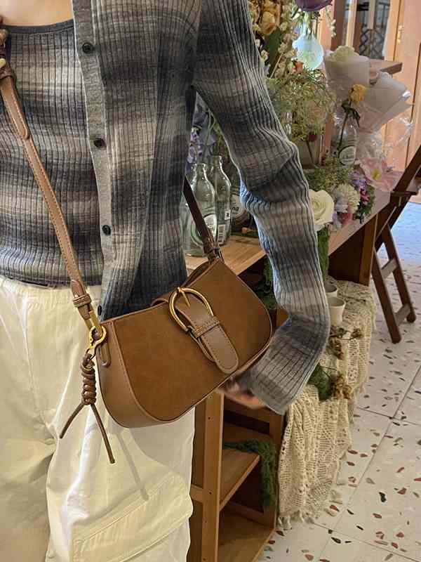 ・スタイル: 欧美?古・素材: 磨砂・箱のサイズ: 中・流行の要素: 毛?・裏地の材質: ??・箱の形状: 横型・開閉方法: 拉?・バッグの内部構造: 携帯電話用ポケット・硬さ: 中・外ポケットの種類: 立体ポケット・ショルダーベルトの数:...