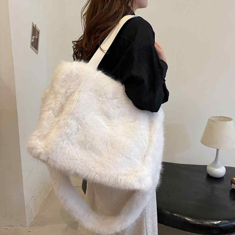 ・カラー展開: ブラック、ホワイト、グリーン、ピンク・スタイル: トレンド・素材: ファー・バッグスタイル: トートバッグ・デザイン: ファー、ステッチ、マカロンカラー・裏地素材: ポリエステル・バッグ形状: 縦型スクエア・開閉タイプ: フ...