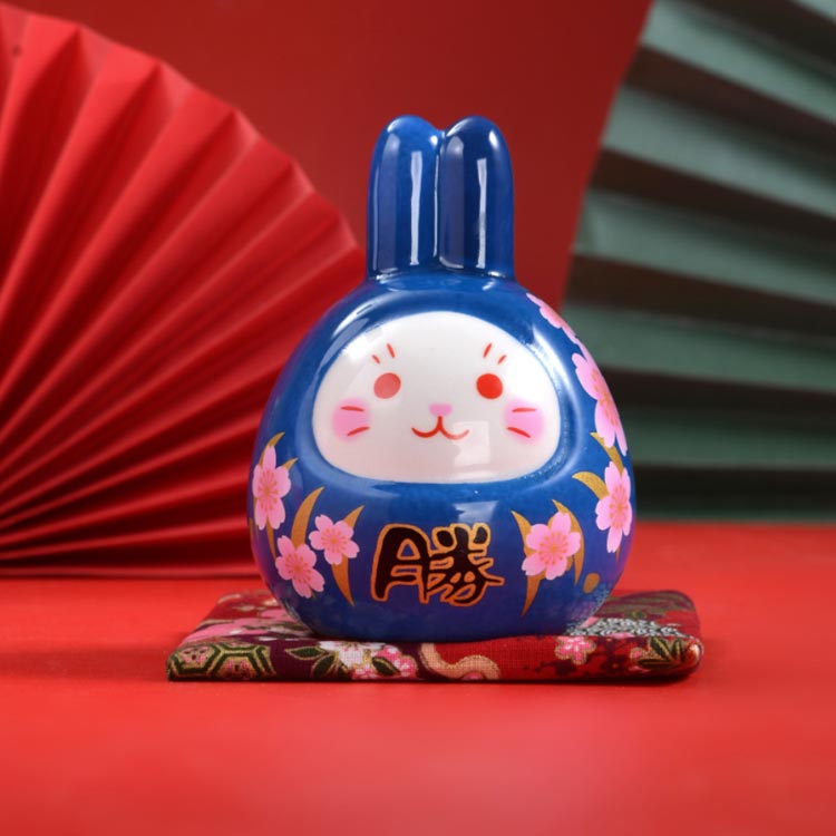 新年に干支の置物を飾ると福を招くといわれており、かわいい福うさぎです。ご自宅用はもちろん、大切な方へのプレゼントに、そして業務用にはお得意様への贈り物、販促用にお客様に配ったりと幅広くご利用いただいております。町内会や敬老会、子供会などでも...