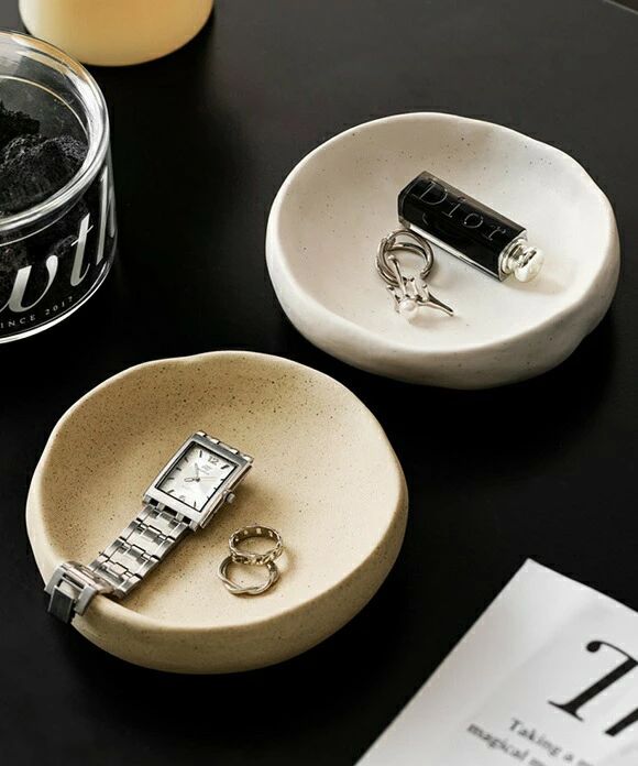 ・商品紹介 ナチュラルなサンド柄のセラミックのプレート。 ニュアンスのあるラウンド型でお洒落な雰囲気。 時計やアクセサリーなど小物入れとしてお部屋のアクセントに。 SNS用の撮影小物としても◎ シンプルで大人っぽいデザインなので、場所を選ば...