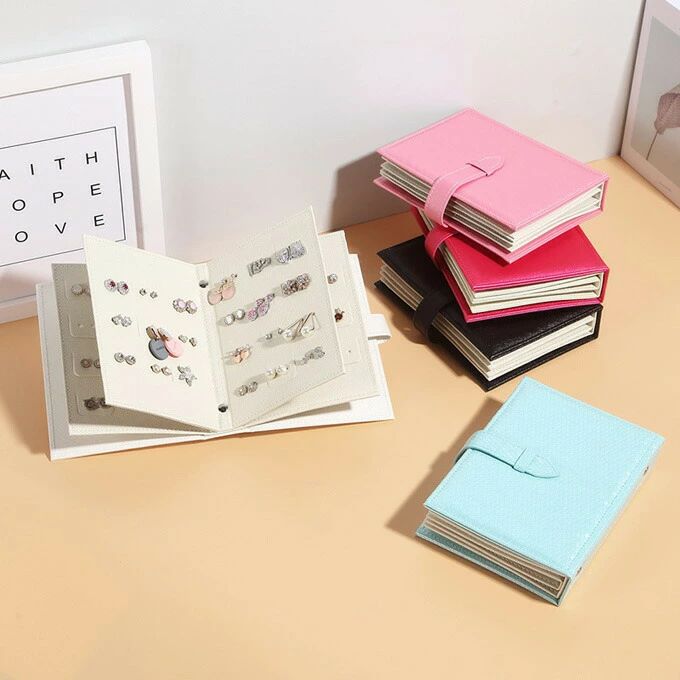 商品詳細■カラー：ブルー、薄ピンク、ローズピンク、ホワイト、ブラック■サイズ：約　高さ：18.5cm　横幅：14cm　奥行：4.5cm■素材：PU、その他■重量：約0.37kg・お気に入りのピアスをアルバムの写真の様にコレクションできる・手...