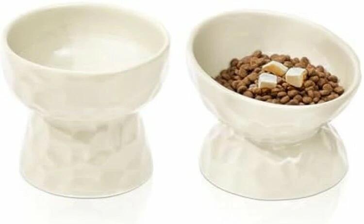 【猫用陶器フードボウル 2個セット 傾斜設計 食器洗浄機対応 ペット用品 吐き戻し防止 脚付き 高さ調整可能 ブラウン|ペットの健康と快適な食事時間をサポートする高品質な陶器フードボウルセット】概要説明:猫用と小型犬用に最適な陶磁器製のフー...