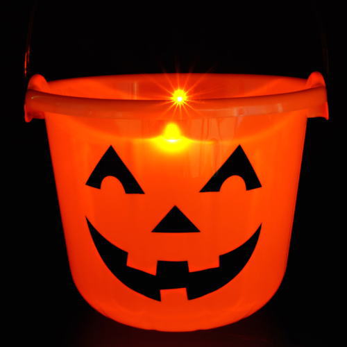 商品名 プロジェクションパンプキンポット 品番 HW-1111 商品説明 上部分のスイッチを入れると、バケツが光る♪ 3種類の点滅パターン（常灯含む）を選べます。さらに底のスイッチを入れると、床にパンプキンが映し出されます。 サイズ H18...