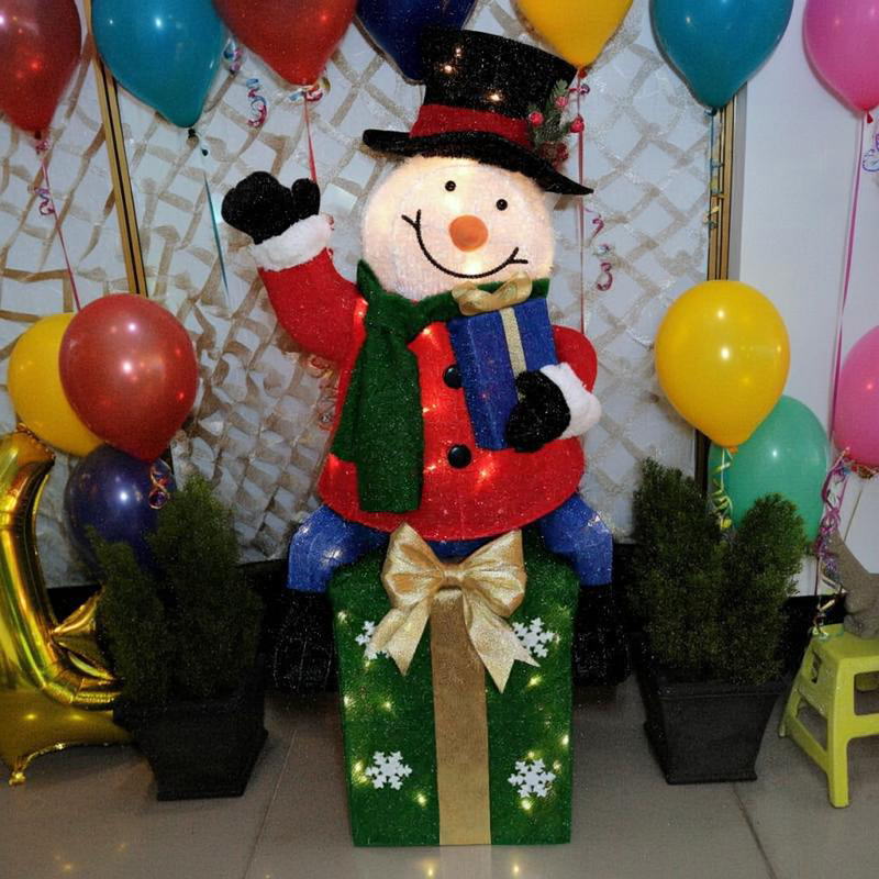 商品名 LEDファブリックプレゼントスノーマン 品番 WG-2781SN 商品説明 LEDファブリックデコレーションはドアの前や、ツリーの足元に置けばとっても素敵♪ スイッチをONにするとモチーフの中のLEDライトが輝きます。 サイズ H8...