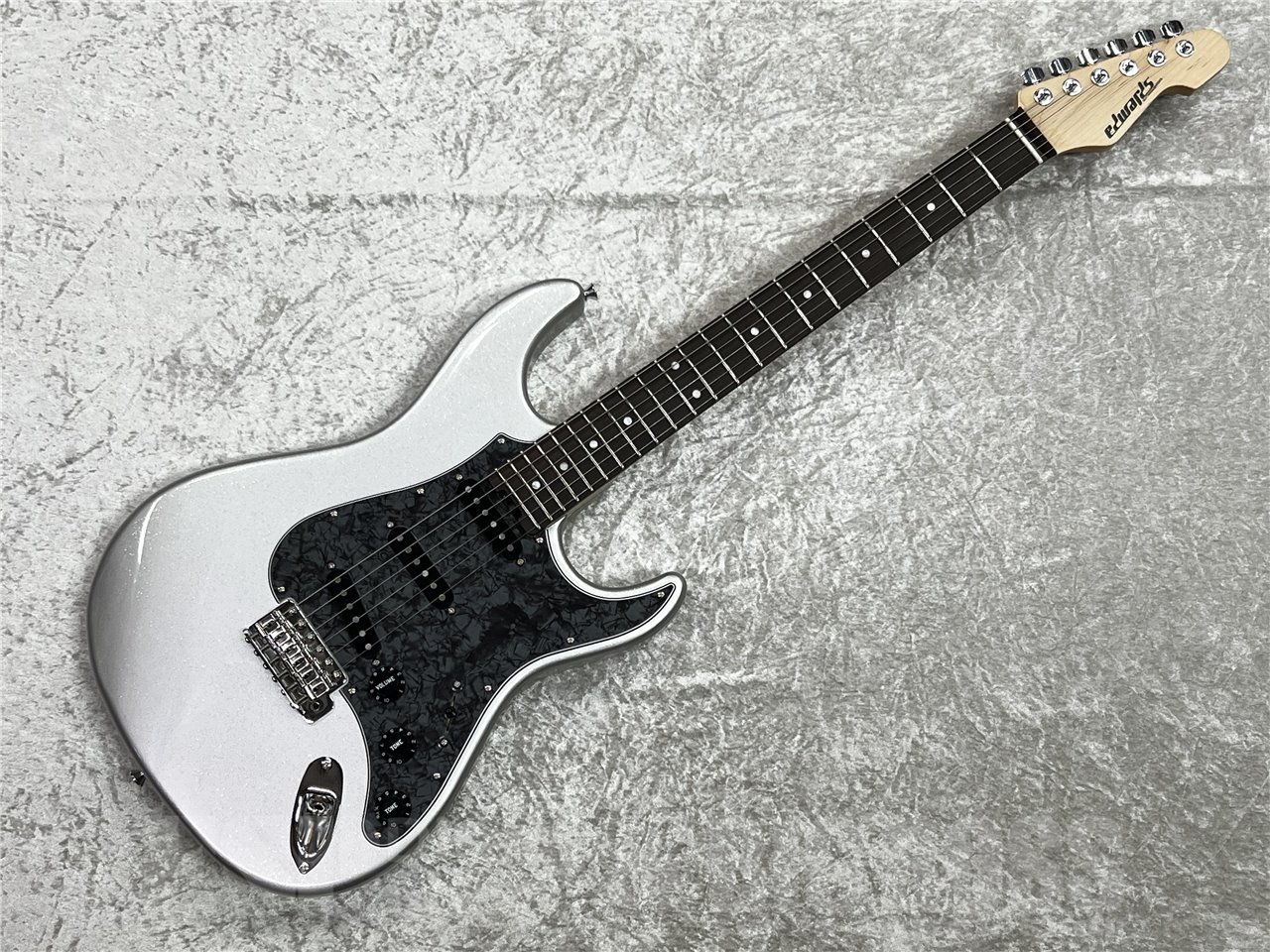 大村孝佳氏プロデュースモデルのE-SNAPPER TO（旧E-SN-185TO）に待望のEclipse GoldとRoyal Silverの2カラーがラインアップに加わりました！ 2ハムバッカー仕様のピックガードが付属します。 (PU、アッ...