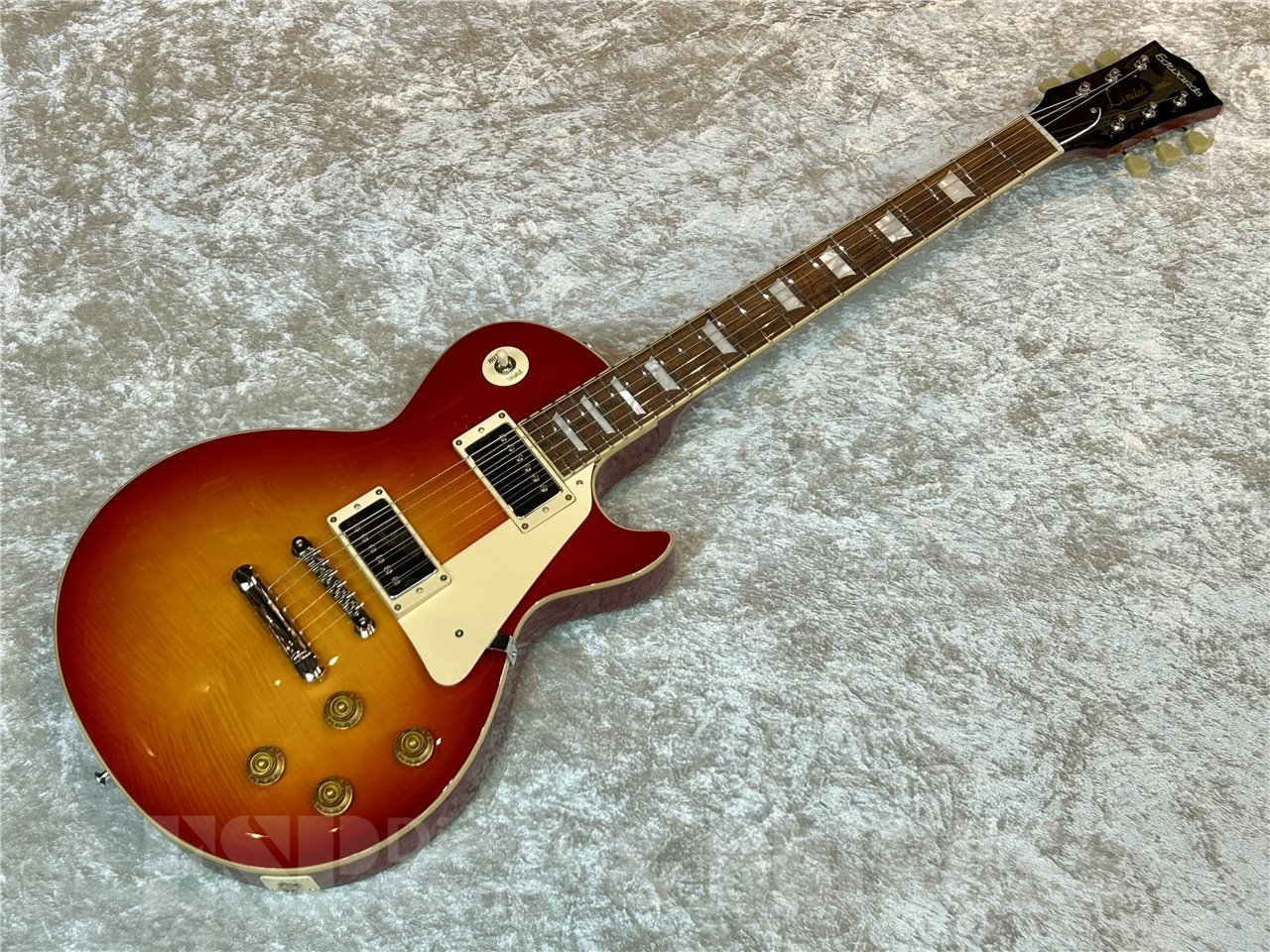 楽器の持つ本来のサウンドを忠実に引き出す、そんな思いから開発されたピックアップ EDWARDS Legacy Pickup搭載! LPタイプならではのコシのあるサウンドからどこか懐かしさを感じる往年のサウンドまでカバー! 気持ちの良いリフを...
