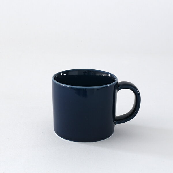 mug 250ml (Navy) brand : common（コモン） Designer : 角田陽太 ■サイズ：W112×D83×H76mm ■容量：250ml ■材質：磁器 ■生産地：長崎県波佐見町 テーブルウェア「common」は、...