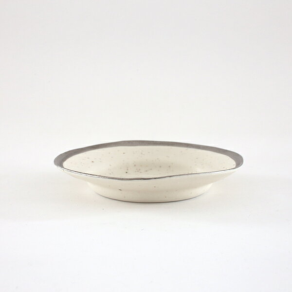 MYDISH ROUND 17cm (Platinum) brand :小玉陶器 Designer :小玉清美 ■サイズ：約φ170×H30mm ■材質：磁器 ■生産地：東京都 「泥漿鋳込み法」という、石膏型を使う技法ならではの絶妙なバラン...