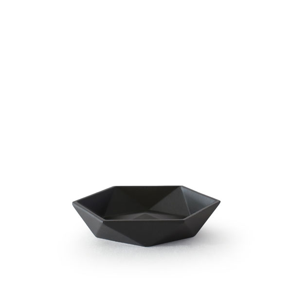 トレー 六角 61003　 ■サイズ：約W134×D115×H26mm ■材質：鉄 ■重量：335g ■デザイナー：馬場忠寛 ■注意：水にぬれた際は、乾いた布で水分をよく拭き取ってください。 ■備考：以下の内容による返品交換は致しかねます。...