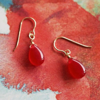 ビビッドなレッドが魅力的なカラージェードをピアスにしました。 カラージェードとは、天然のクォーツァイト※（微小の水晶が再結成した多結晶体）に染色加工を施したものです。 天然石は希少さや発色の良さ、インクルージョンや傷の有無など様々な条件で評...