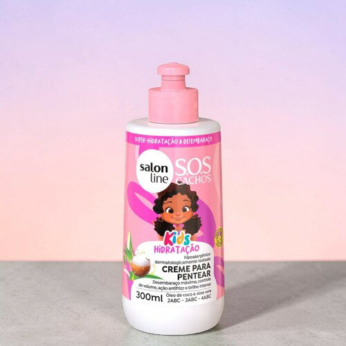 商品説明 &nbsp; SOSカールキッズコーミングクリームは、もつれをほぐし、子供の髪のボリュームを助け、柔らかく、潤いがあり、縮れがなく、光沢のある状態を保つために特別に開発されました。ココナッツナオイルを配合し、適度なホールド力で1日...