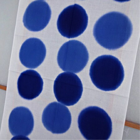 素材 綿100％ サイズ 約37×98cm 注意 商品画像は実際のものと多少色味が異なる場合があります。 予めご了承くださいませ。 てぬぐいの上下の「端」は昔ながらの「切りっぱなし」となっております。 使い始めはほつれてきますが、ほつれてき...