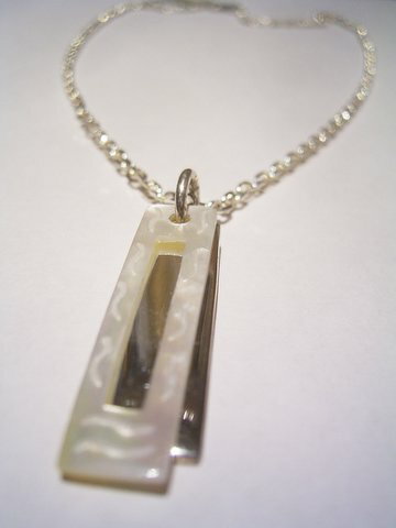 人気のプレート2枚重ね！925シルバープレートと黒蝶貝のシェルプレートの2枚です！長さも50cmあり存在感たっぷり。チェーンももちろん925シルバー。ところで、925シルバーってなに？？シルバーはとても柔らかい金属です。100％で作ると壊れ...