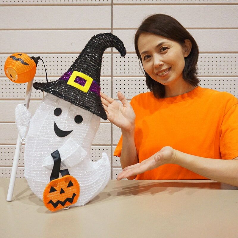 ハロウィン装飾　LEDプロジェクション　ウィッチゴースト　H50cm 【商品番号】No.16263 【商品説明】あたたかい雰囲気のウィッチゴーストは玄関先や店先を優しく照らします。電源を入れるとゴーストの中のLEDが光り、手に持ったランタン...