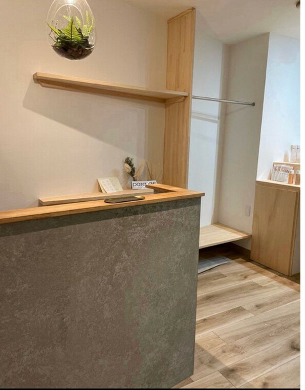 商品情報サイズ幅90✖︎高さ105✖︎奥行き40センチ。材質木材色本体：モルタル色　天板：ウォールナット色商品説明石の様に見めますが、木材で作っているため大人2人で運べます。