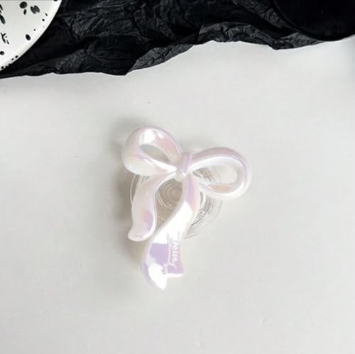 パールカラー/-/-・Color:パールカラー・【ユニークなデザイン】 このスマホリングはリボン型のデザインが特徴で、可愛らしさとスタイルを兼ね備えています。 【サイズと素材】 サイズは5.5cm x 6.3cm。 指を挟むところが段差にな...