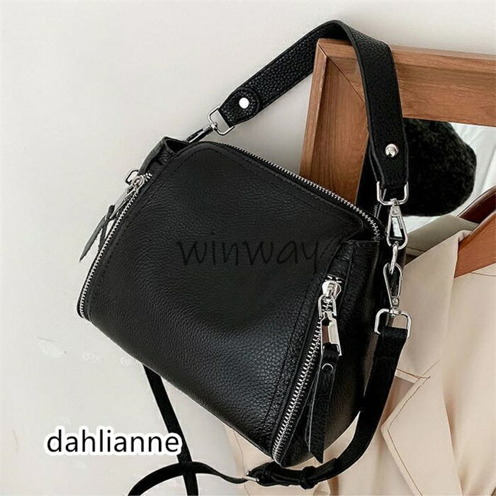 ■品名:レディース本革ショルダーバッグ ■素材（外側）:牛革　　　■素材（内側）:ポリエステル　■サイズ(約):横22cm、縦20cm、マチ9cm■ショルダーベルト：付属します■金具の色：シルバー■開閉式：ファスナー式■ポケット 内側:メイ...