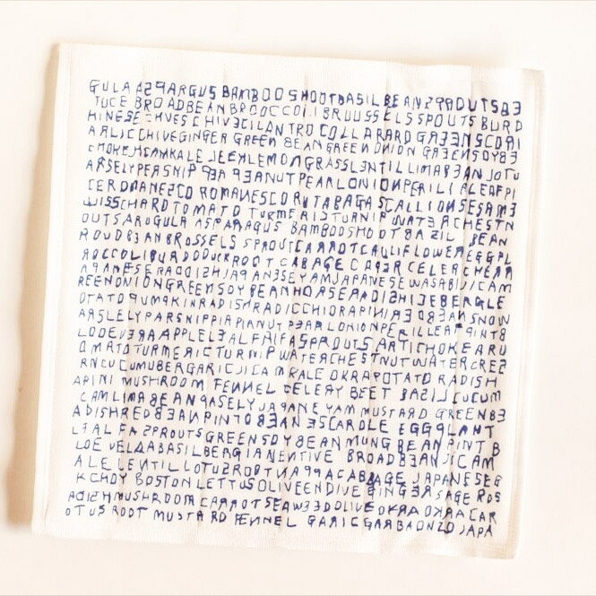 布小物作家、イラストレーターとして、雑誌・広告などで活躍中ののmitsou（ミツ）さんの手書き文字の蚊帳生地7枚合わせふきんです。最初は糊が付いている為、固くピンと張った状態ですが、ぬるま湯または、お水で糊を落としていただけますと驚くほど吸...