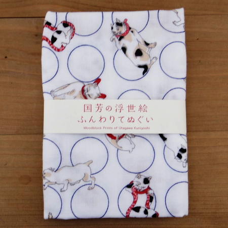 幕末の浮世絵師・歌川国芳の作品を手ぬぐいに描きました。そのユニークな画風から「奇想の絵師」などと呼ばれ、近年再評価の気運が高まり、広い世代の人気を集めています。 生地には、ふんわり、やわらかなガーゼ生地を二重袷にし、使うごとに手に馴染む、肌...