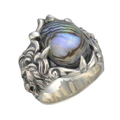 素材：925silver石：アバロン[幅][厚さ][重さ]:{約21mm}{約8mm}{約19g}古くから王者の象徴として知られているライオンの横顔を緻密に彫り込んでクラシックな雰囲気を出したシルバーリングです。天然のアバロンシェルは七色に...