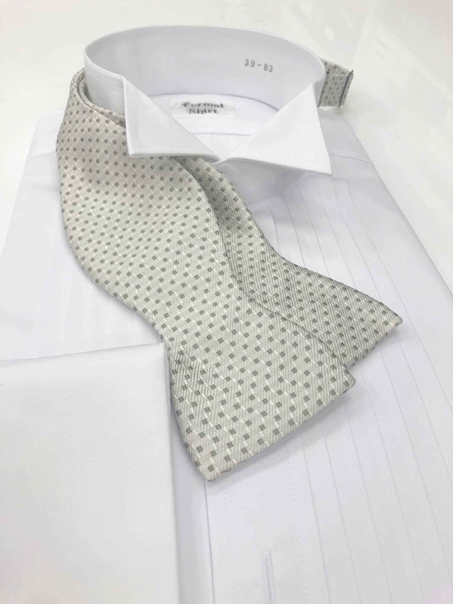 本格的な手結びタイプの蝶ネクタイ 結んだ際の不揃い感がさらに魅力を引き立てます。 ■素材：国産シルク100％ ジャカード織り ■縫製：日本 ■幅：6．5センチ ■色：オフホワイト