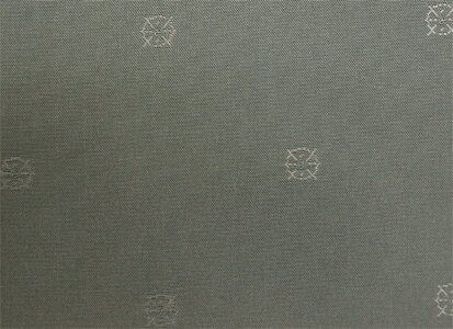 キュプラ先染め甲州織裏地 です。 素材: キュプラ 50% ポリエステル 50% 生地幅: 74cm ベース色: グレー Woven in Japan （富士吉田の甲州織） ※金額は裏地10cmあたりの金額です。 ※撮影の都合上、最大限近づ...