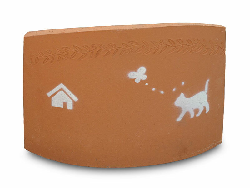 入数 2枚 規格 幅33×奥行7×高さ24.5（cm）厚み約1.2cm 重量 1個約1.9kg 製造国 日本 材質 三州瓦(せっ器質 無釉) 特徴 ニースプレートにペイントを施した装飾タイプです。 ニースプレートを並べた落ち着いた印象の花壇...