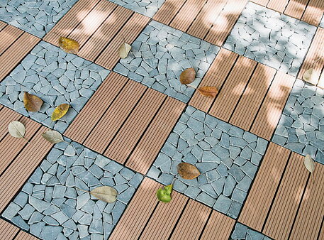 約11.1枚/平米 チーク材60％＋プラスチック40％の混合材を使用したタイルデッキです。 本体と下地のプラスチックフレームは一体となっております。 凹凸を合わせワンタッチで連結可能。 ※運送会社の規約改定により「配送日」「配送時間」の 　...