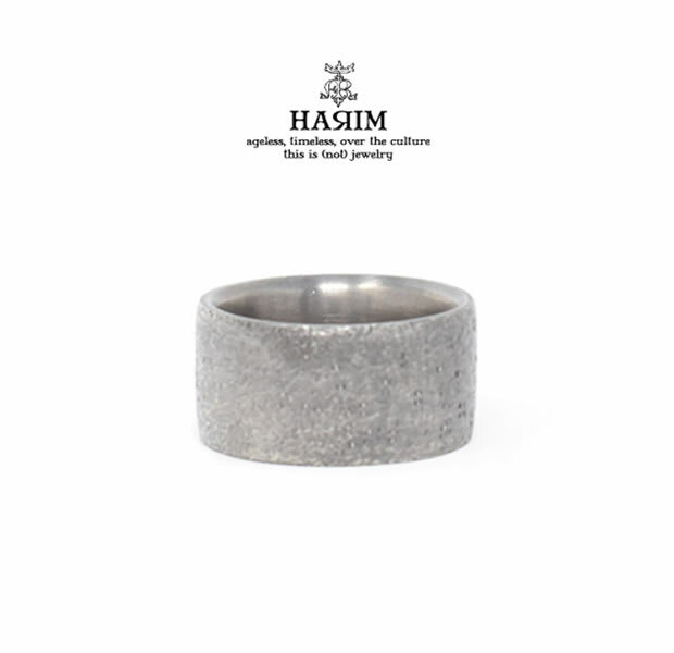 ■BRAND/ブランド HARIM/ハリム ■SERIES/シリーズ "HOMMAGE" ■ITEM DESCRIPTION/商品説明 幅広のシンプルなリングの表面に、ブランド独自の粗目の テクスチャーを施しております。 燻し加工をかけてか...