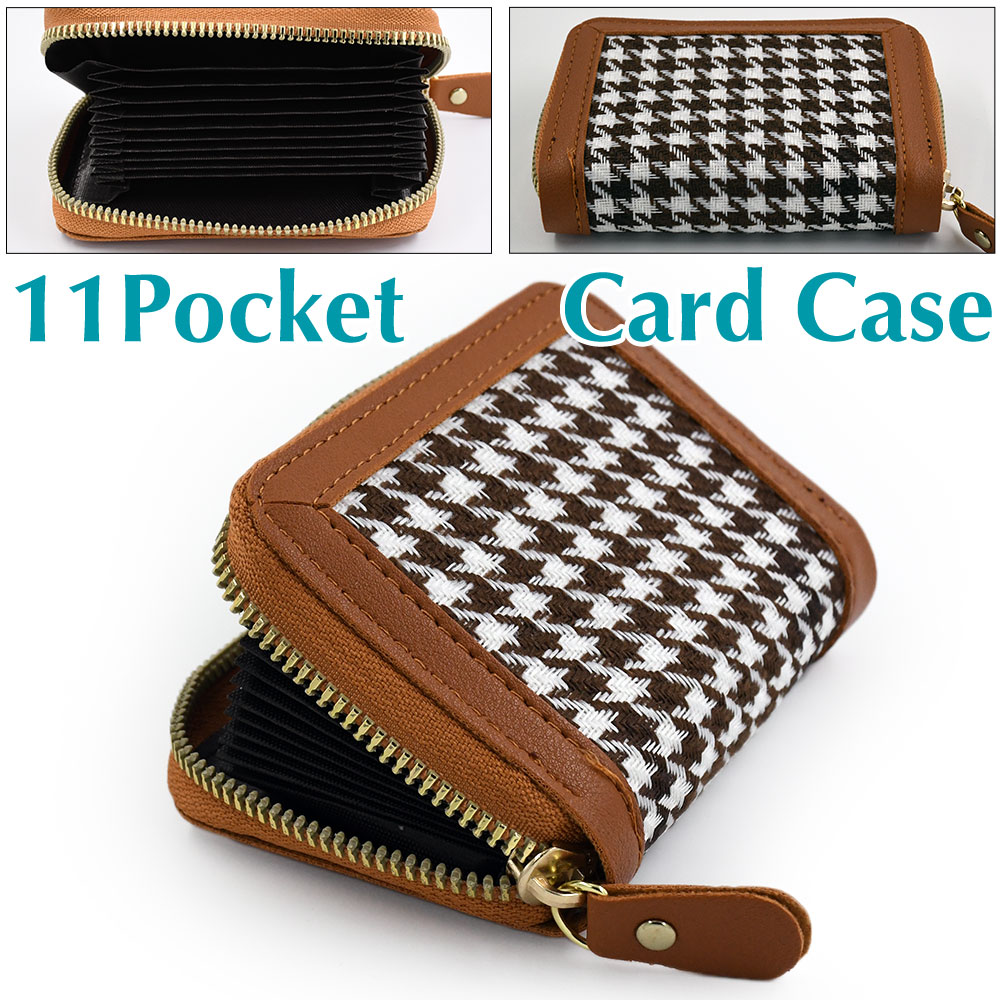 ラウンドファスナー仕様の千鳥柄名刺入れ。 カードポケット小x9、カードポケット大x2。 複数の名刺などを区分けして収納可能。 【カラー】 ホワイトxブラウン 【サイズ】 （約）W8cmxH11cmxD2.3cm 【重量】 （約）43g お支...
