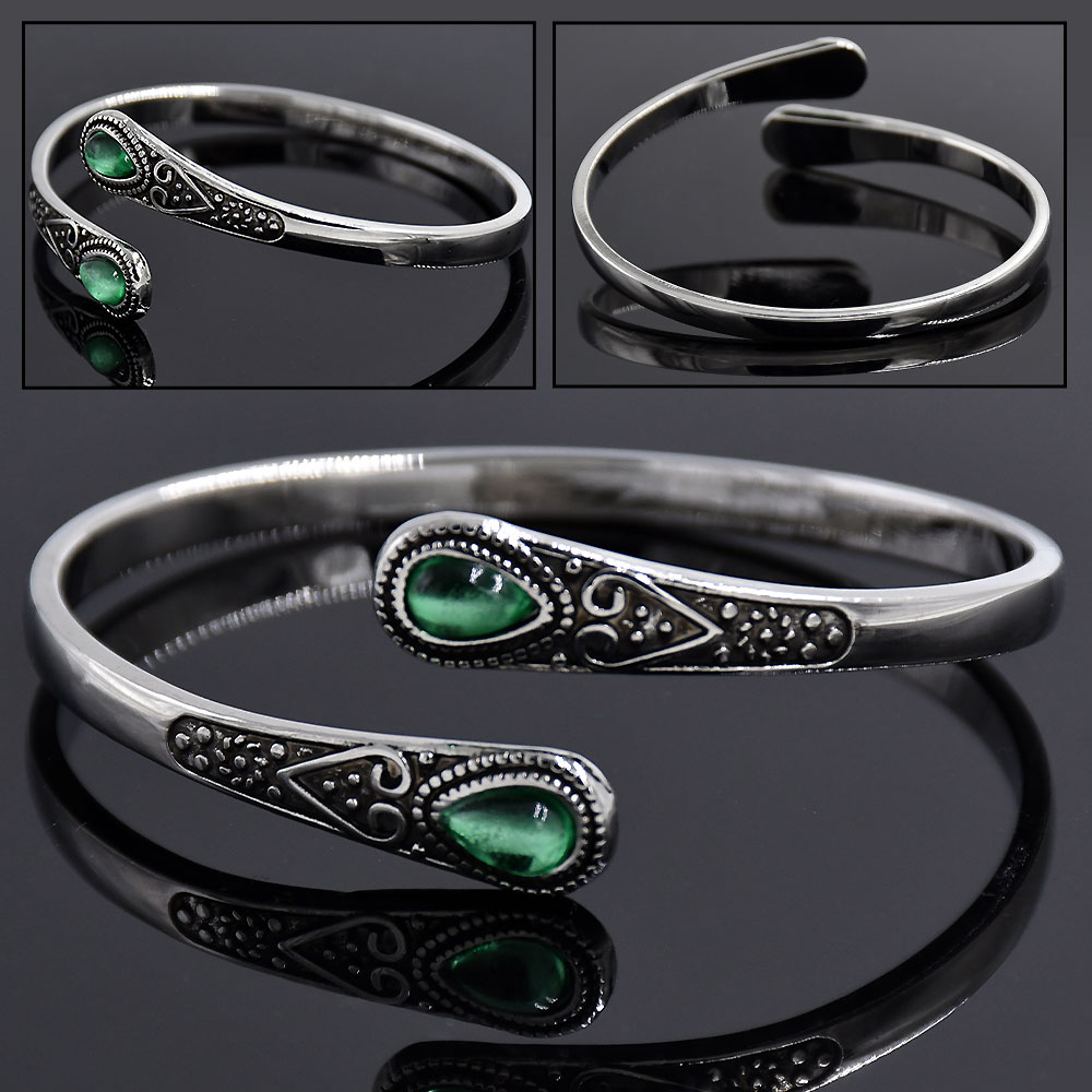 ボリューム感があり、アンティーク調の装飾がオシャレなバングル。 取り付け時にサイズ感の調整が可能です。 存在感のあるシルバーxグリーンストーン、その日のコーデのアクセントに◎ 【サイズ】 内周：約18.5cm 【重量】 約16g 【素材】 ...