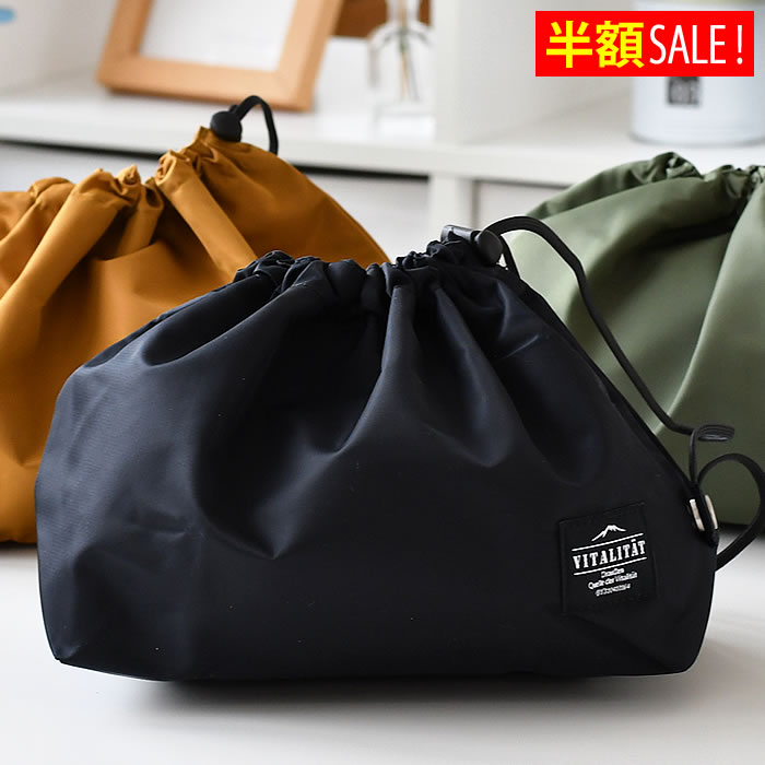 商品名 ヴィタリー コーティングランチ巾着 商品詳細 サイズ 約 W32×D11×H19cm (底：約 W21×D11.5cm) 重量 約50g 素材 表地：ナイロン100％ 裏地：ポリエステル100％（シルバーコーティング） 仕様 コード...
