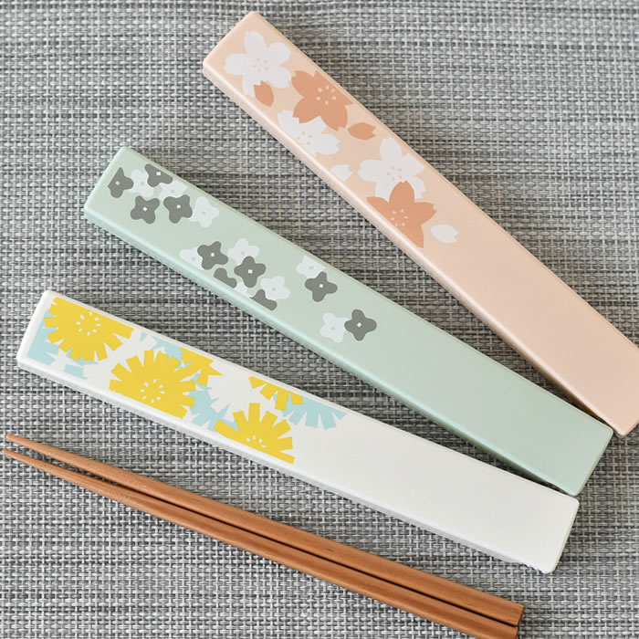 商品名 うららか 箸＆ケース 商品詳細 サイズ ケース：約 W19×D2.7×H1.3cm 箸全長：約 W18cm 重量 約43g 素材 ABS樹脂、ポリプロピレン、天然木 仕様 箸先滑り止め加工 原産国 日本 備考 ※箸のみ家庭用食器洗い...