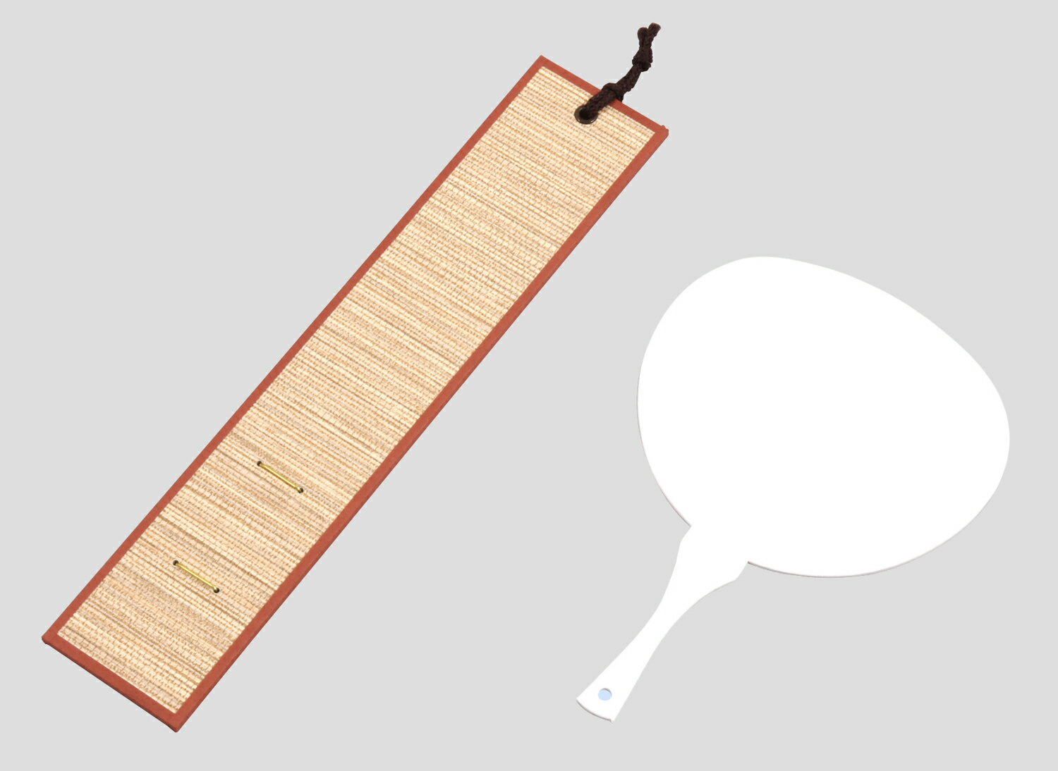 日本の伝統工芸「うちわ作り」を体験できるキットです。デザインしたミニうちわをうちわ掛に飾ることができます。 ミニうちわ台紙：100×167mm（デザイン面：100×115×1.5mm、穴：φ4mm）　