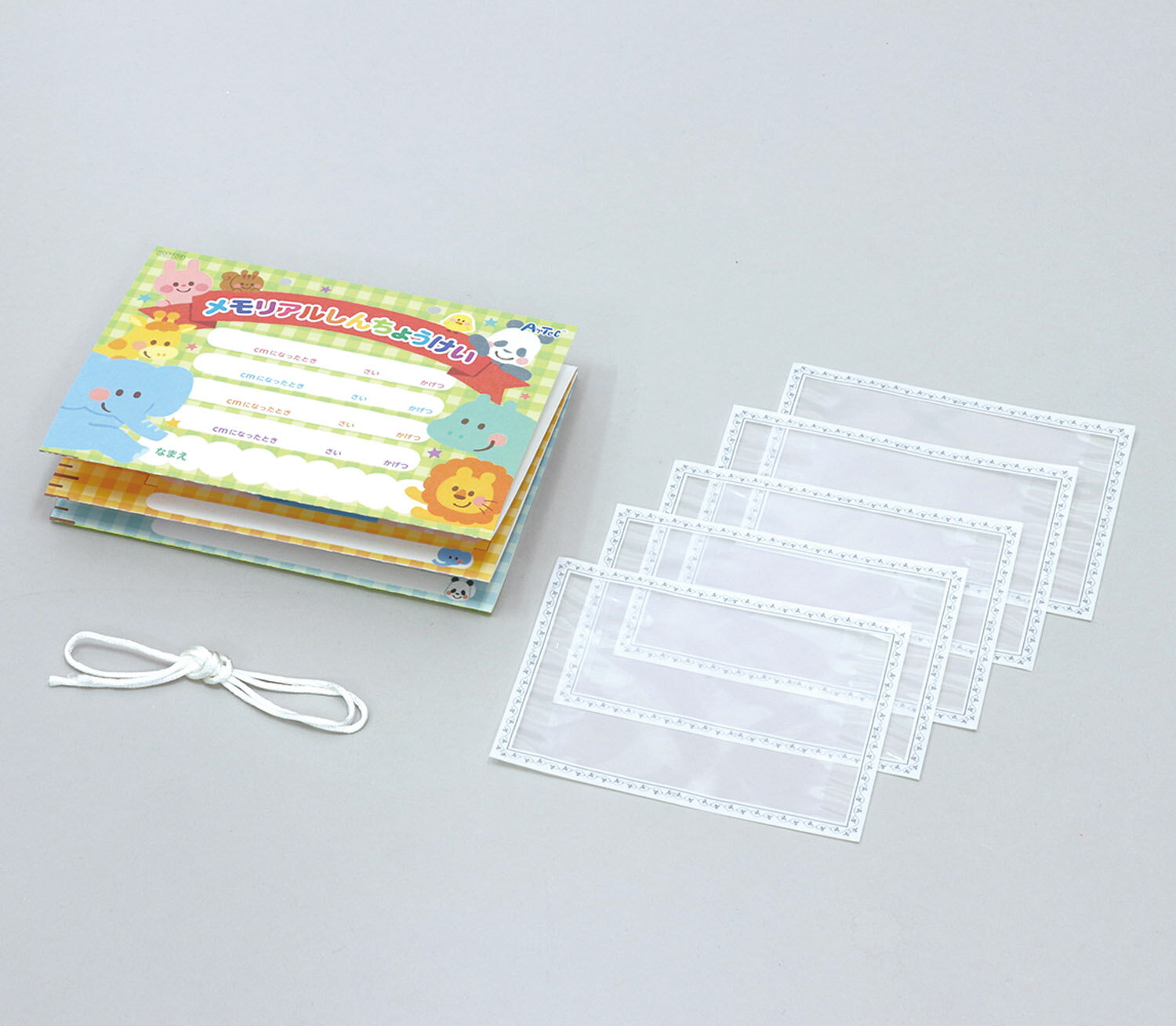 メッセージがかける壁掛け式の身長計！・70〜130cmまで5mm単位で測れる！　・かわいいイラストがたくさん！ 折りたたむとアルバムになる！ ・写真ポケット付！メッセージも書き込める！・成長の記録が書き込める！170×720mm　※床から7...