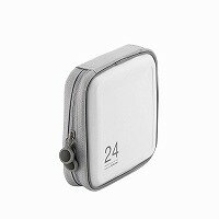 ■縦にも横にも自立するスクエアデザイン!CD/DVDをスタイリッシュに収納できるCD/DVDファスナーケース。［特徴］■24枚のCD/DVDをスタイリッシュに収納できるCD/DVDファスナーケースです。 ■縦置きでも横置きでも自立し、本棚や...