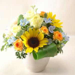 ギフト対応 商品サイズ 幅25cm×高さ25cm程度 花材 【メイン】ヒマワリ 【その他】イエロー・淡色系の季節のお花・グリーン ※写真と花材が異なることもございます。その時期の旬なお花を使い、写真イメージやメインのお花は変えずにお届け致し...