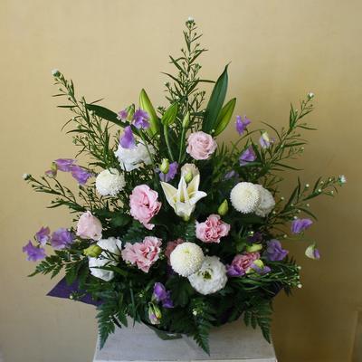 商品サイズ 幅50cm×高さ55cm程度 管理方法 商品到着後はすぐにラッピングをはずし、器のふちからたっぷりお水を注いで下さい。 風のあたらない、涼しい場所においていただくとより長持ちします。 使用花材 【メイン】ユリ、ピンポンマム、トル...