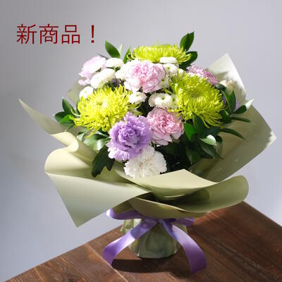 ギフト対応 商品サイズ 幅：約30cm×長さ：約35cm程度(容器含む) 花材 【メイン】アナスタシア(入荷無い場合はグリーンのピンポンマム)・カーネーション 【その他】トルコキキョウ・白系のお花、グリーン ※市場の状況により、バランスや花...