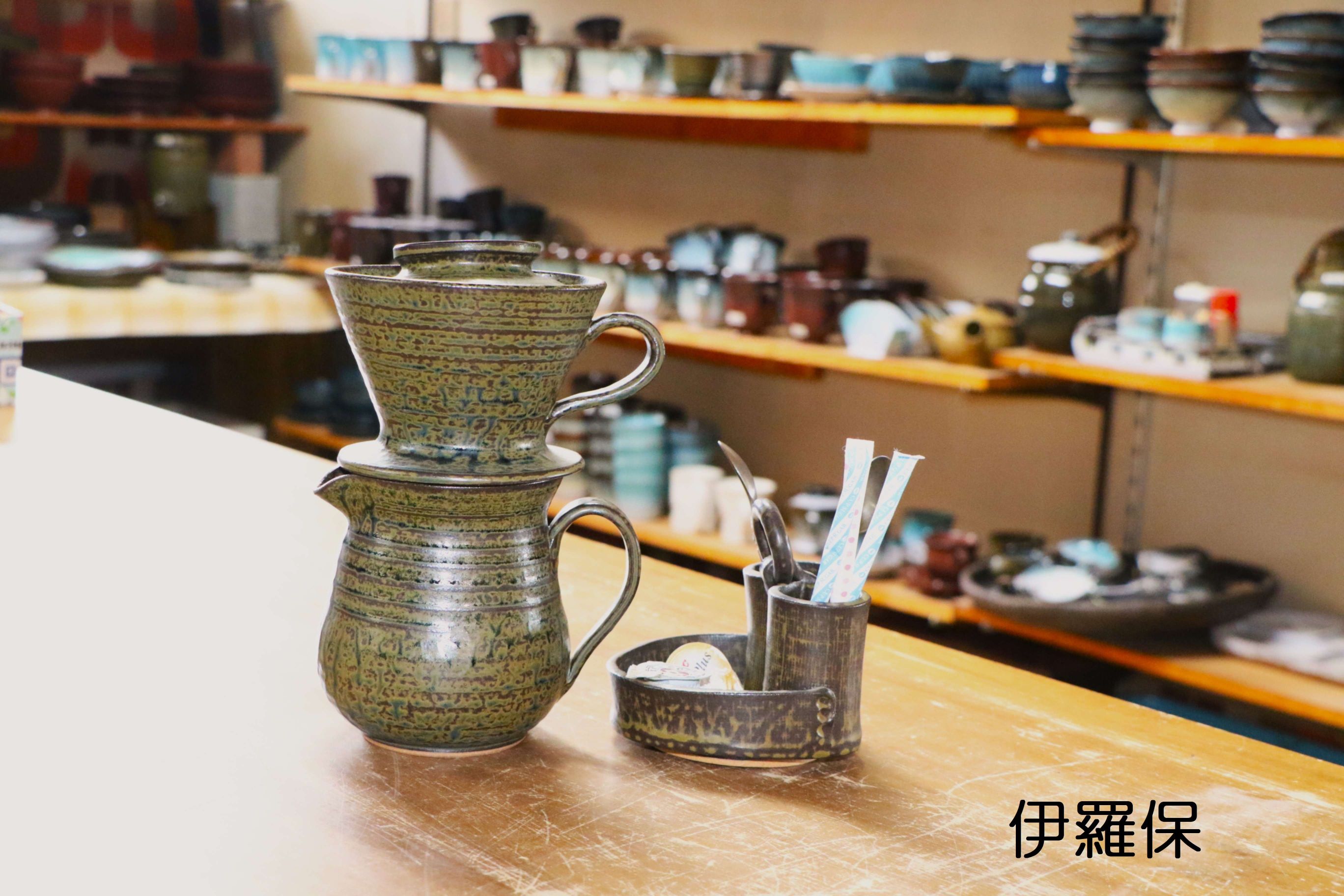HOKKAIDO YUNI-CHO / MAOI-YAKI 由仁町で二代続く陶芸工房の傑作 日常のコーヒータイムを、贅沢なひとときに。 伝統を受け継ぐ確かな技術と、北海道の豊かな自然から生まれた温もり。馬追焼の深い色彩が、あなたのおうちカフ...
