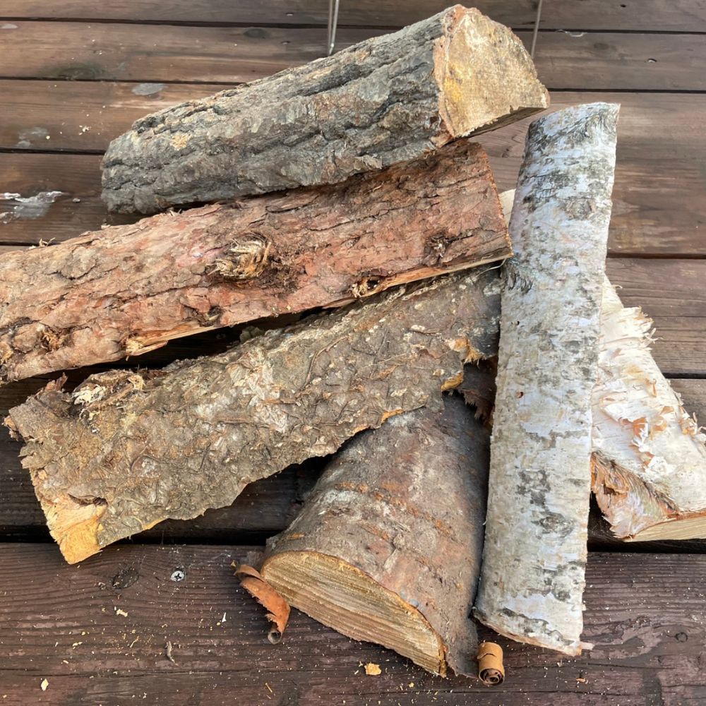 【足寄の森からお届け】 針葉樹＆広葉樹アソート ミックス薪で最高の炎体験を！ 北海道・足寄町の広大な森林資源から生まれた、自然の恵みたっぷりのミックス薪です。 寒い季節を暖かく、そして豊かに彩るために、針葉樹と広葉樹のそれぞれの良さを活かし...