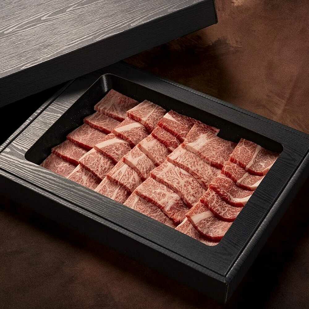土佐あかうしの肩ロースを焼肉用にカットにしました。 肩ロースはほどよく脂が入りつつも、赤身のコク深さがしっかり楽しめる部位です。 焼肉はもちろん、煮込んですき焼き風にもおすすめです！ ■土佐あかうしとは 高知県内で独自に改良を重ね、県内だけ...