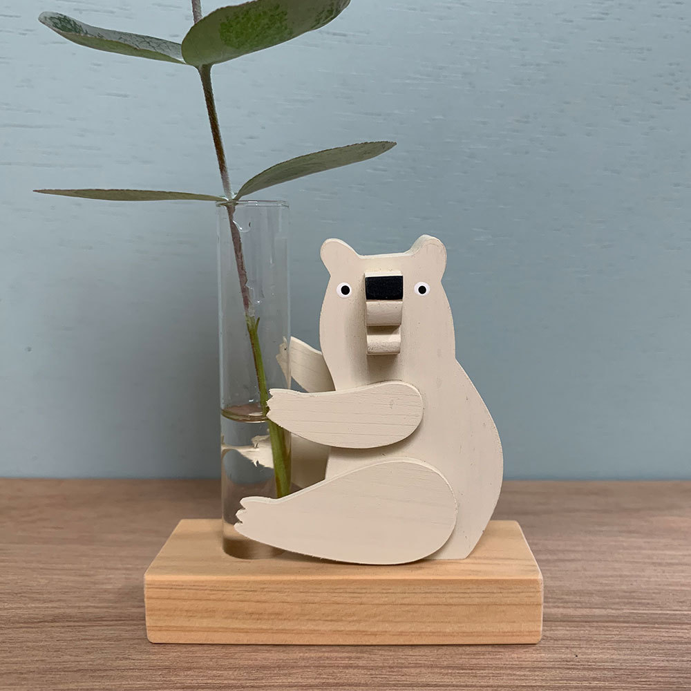 クマをモチーフにした一輪挿し クマがガラス管を抱きかかえて座っている姿に癒されます リビング、玄関、トイレなどに小さな一輪挿しを飾ってみてはいかがでしょう ※画像はイメージです ※1点1点手作りのため表情など実際の商品は多少異なりますのでご...