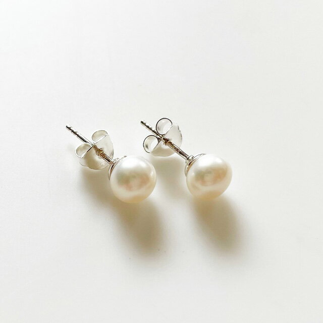 当店初入荷！ デンマーク発！ 今回はずっと入荷したかったシンプルなパールのピアスを2サイズ入れました。 何かと使えて便利なパールのピアス。 こちらは大きいサイズで約0.5センチです。 ※当店は正規販売店です。安心してお買い求め下さい。 ●サ...