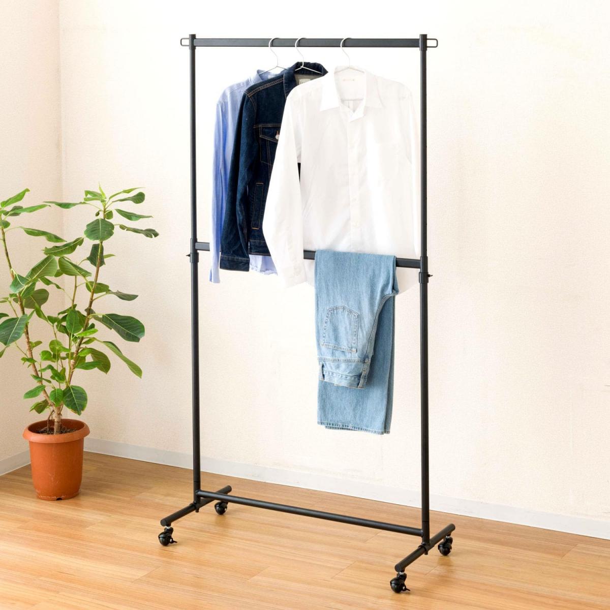 120kg掛けられるハンガーラック ・選んだ服をピックアップするのに便利なサイドフック付き ・季節で変わるいるの丈に合わせて高さ調整が可能 ・移動がスムーズなベアリング付きキャスター 《製品仕様》 ●耐荷重：120kg ●夏物衣料収納目安：...